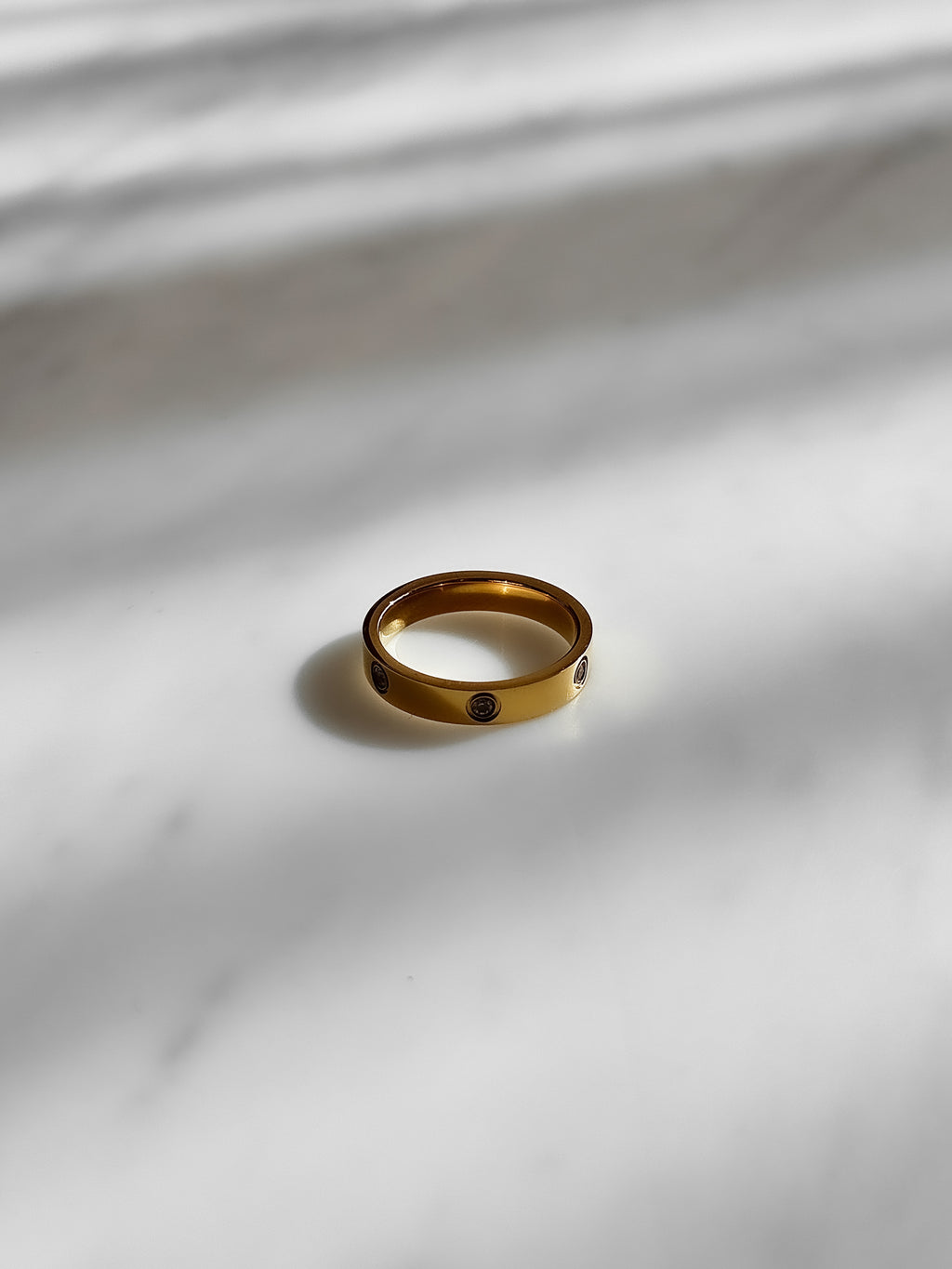 Royal Ring Gold | Elegant Gold Band with Subtle Accents – Queen&Collection