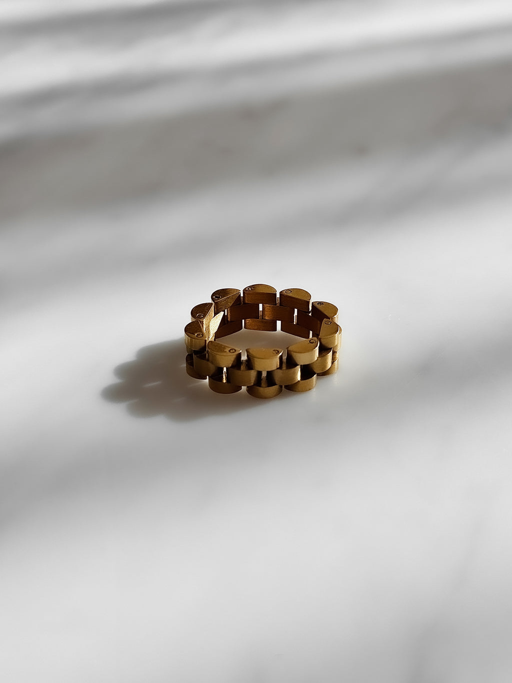 Sequence Ring Gold | Modern Interlocking Link Ring – Queen&Collection
